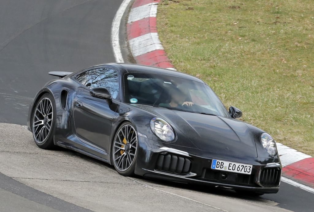 【スクープ】ポルシェ「911ターボ」もハイブリッド化で最高出力700ps！ニュルに降臨 - LE VOLANT WEB | 自動車情報サイト『LE VOLANT WEB(ル・ボラン ウェブ)』