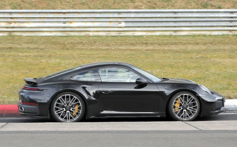 【スクープ】ポルシェ「911ターボ」もハイブリッド化で最高出力700ps！ニュルに降臨 - LE VOLANT WEB | 自動車情報サイト『LE VOLANT WEB(ル・ボラン ウェブ)』